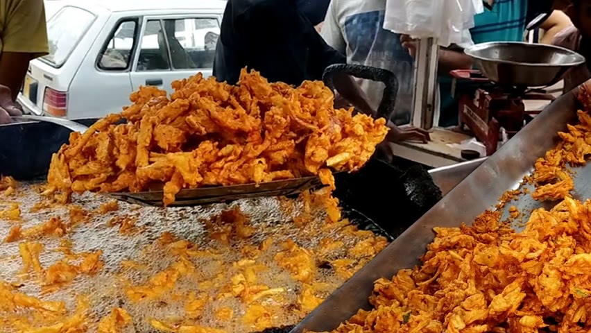 Crispy Pakore | Aloo Pyaz Ke Pakore | Indian Style Potato Fritters at ...